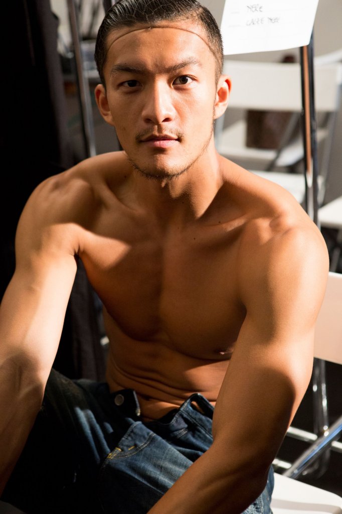 计文波 Ji Wenbo 2016春夏系列男装发布秀(秀场后台) - Milan Spring 2016 Menswear-天天时装-口袋里的时尚指南