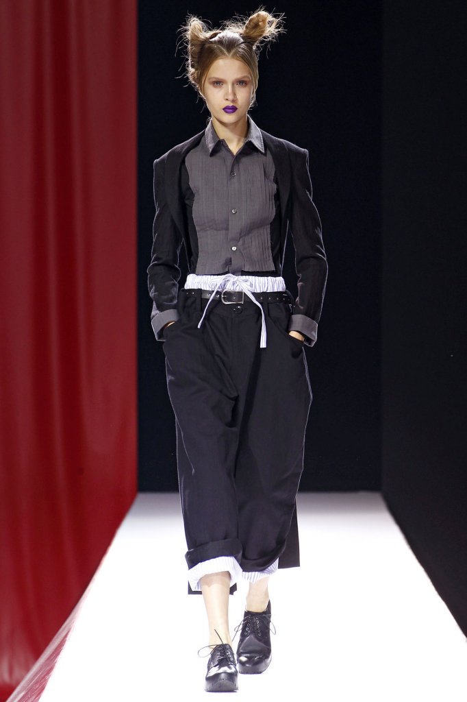 山本耀司 Yohji Yamamoto 2012春夏高级成衣系列时装发布秀 —Paris Spring 2012-天天时装-口袋里的时尚指南