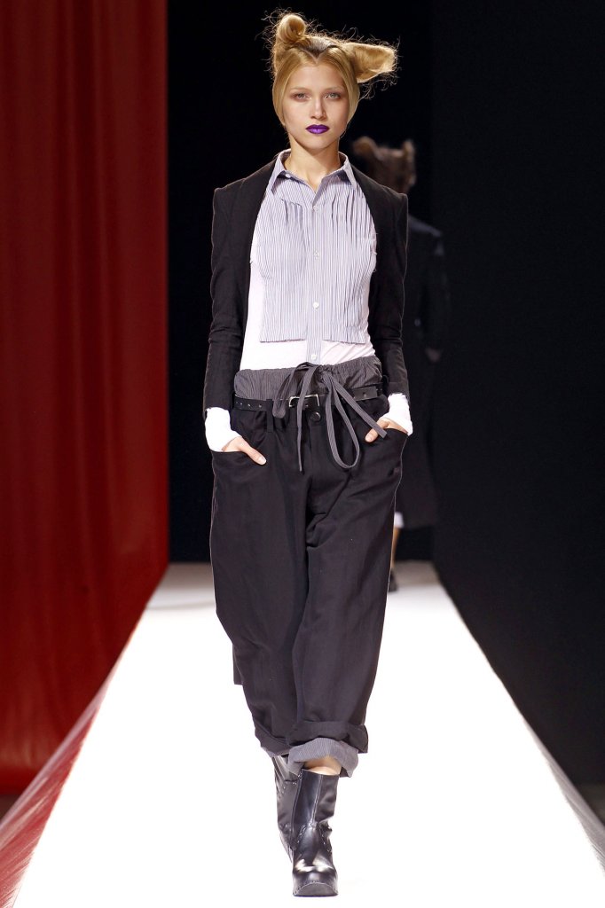 山本耀司 Yohji Yamamoto 2012春夏高级成衣系列时装发布秀 —Paris Spring 2012-天天时装-口袋里的时尚指南