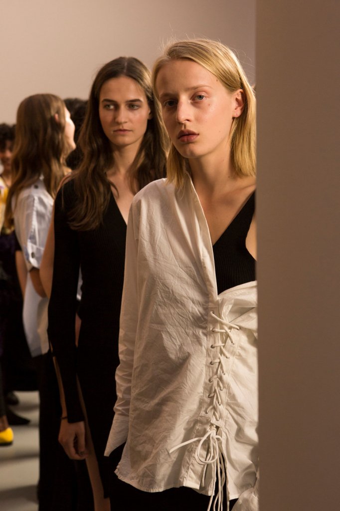 Eudon Choi 2017春夏高级成衣发布秀(后台) - London Spring 2017-天天时装-口袋里的时尚指南