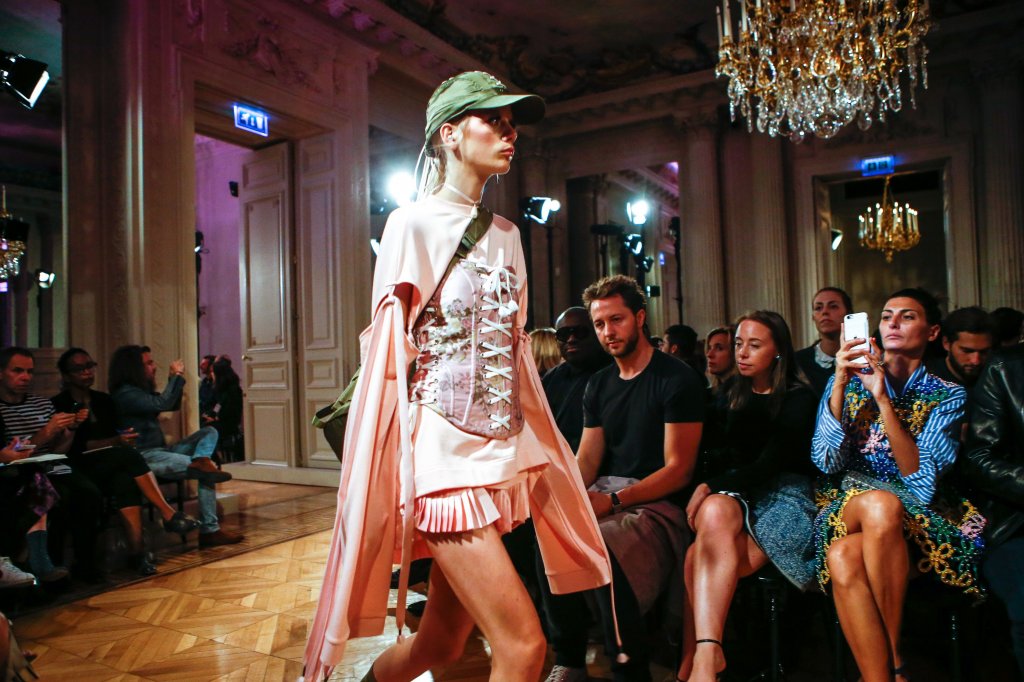 Fenty x Puma by Rihanna 2017春夏高级成衣发布秀 - Paris Spring 2017-天天时装-口袋里的时尚指南