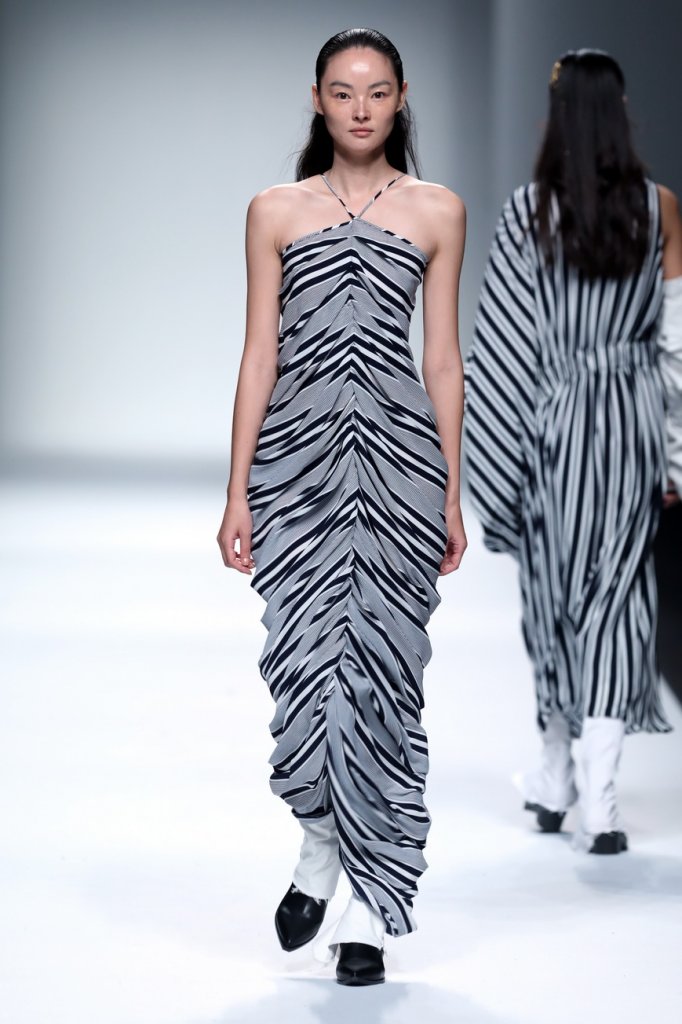 CHABER C+ 2017春夏高级成衣发布秀 - Shanghai Spring 2017-天天时装-口袋里的时尚指南