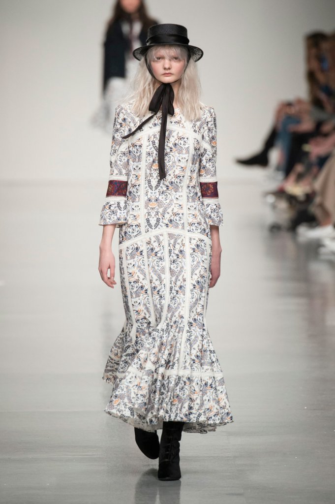 保拉·阿克苏 Bora Aksu 2017/18秋冬高级成衣发布秀 - London Fall 2017-天天时装-口袋里的时尚指南