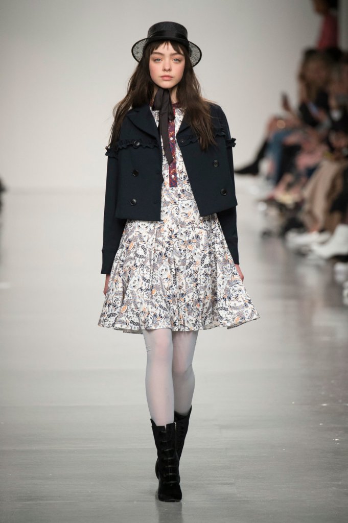 保拉·阿克苏 Bora Aksu 2017/18秋冬高级成衣发布秀 - London Fall 2017-天天时装-口袋里的时尚指南