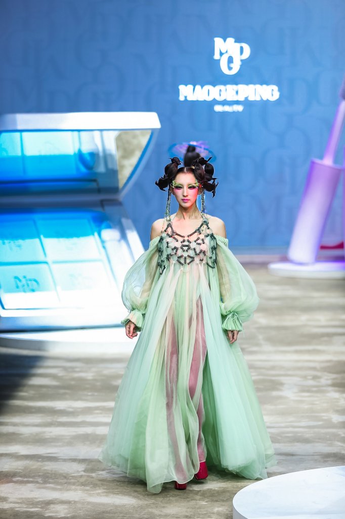 毛戈平 MAOGEPING 彩妆造型趋势发布会 - Beijing Fall 2018-天天时装-口袋里的时尚指南