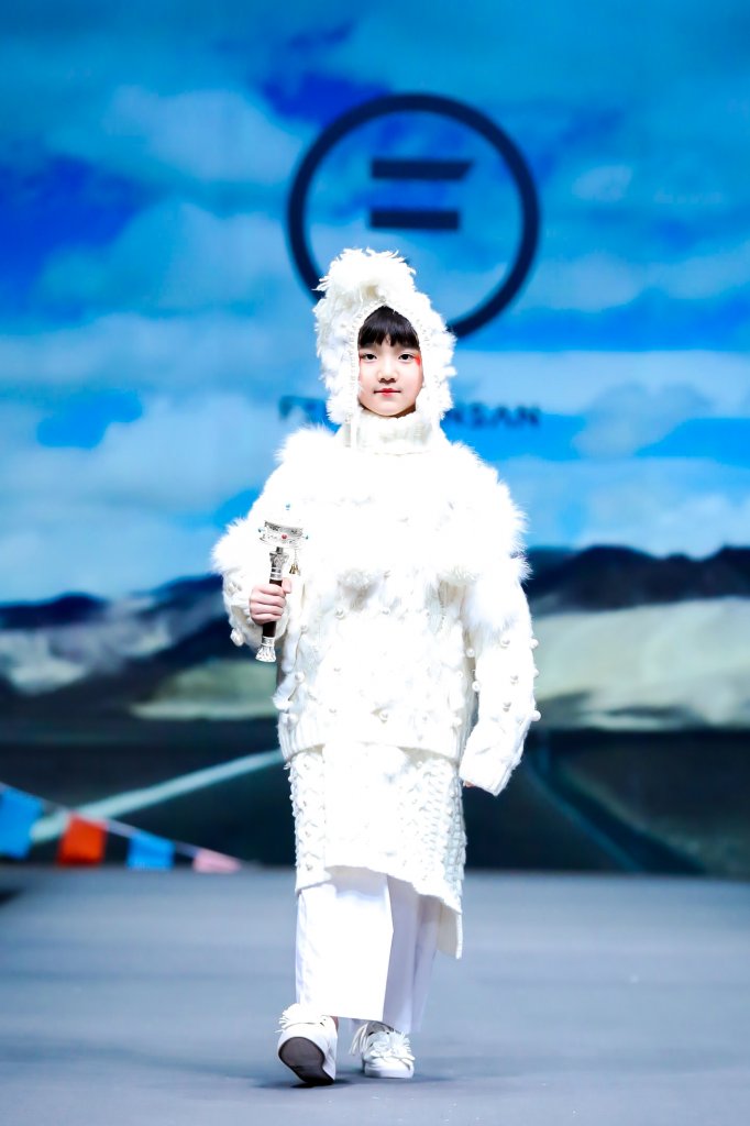 冯三三 FENGSANSAN 2018/19秋冬童装发布秀 - Beijing Fall 2018-天天时装-口袋里的时尚指南