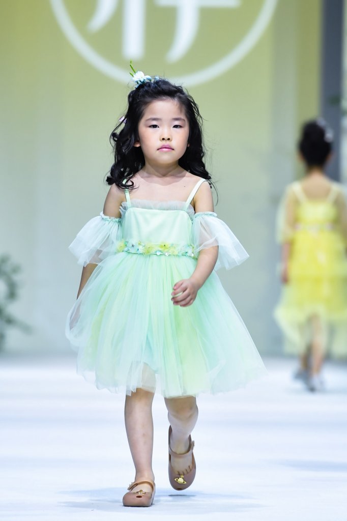 秋十三 2018/19秋冬童装发布秀 - Beijing Fall 2018-天天时装-口袋里的时尚指南