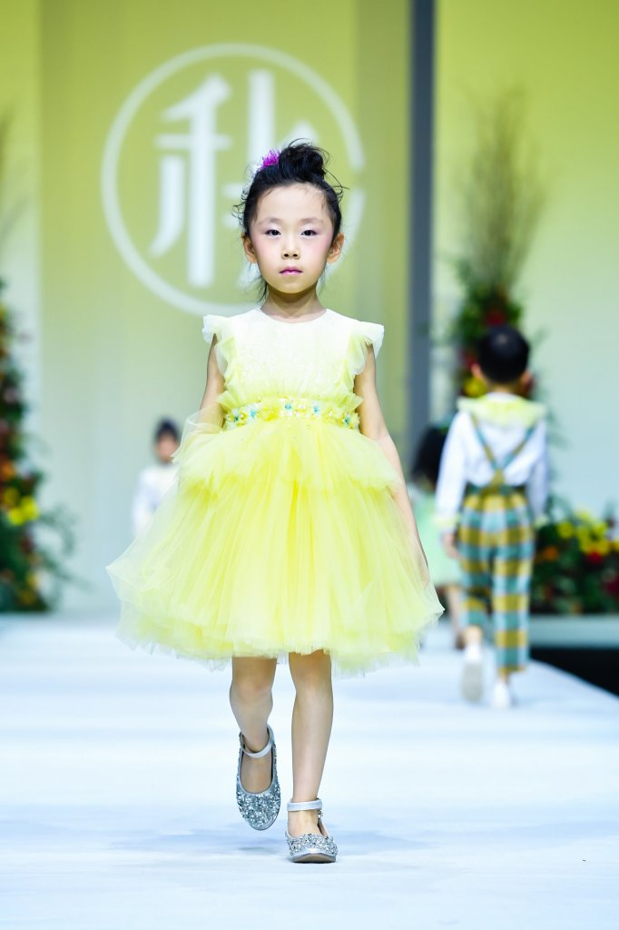 秋十三 2018/19秋冬童装发布秀 - Beijing Fall 2018-天天时装-口袋里的时尚指南