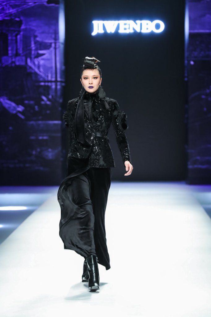 计文波 Ji Wenbo 2018/19秋冬高级成衣发布秀 - Beijing Fall 2018-天天时装-口袋里的时尚指南