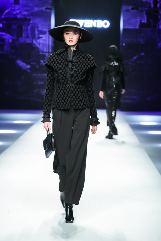 计文波 Ji Wenbo 2018/19秋冬高级成衣发布秀 - Beijing Fall 2018-天天时装-口袋里的时尚指南