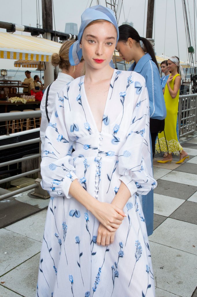 莱拉·罗斯 Lela Rose 2019春夏高级成衣发布秀(后台妆容) - New York Spring 2019-天天时装-口袋里的时尚指南