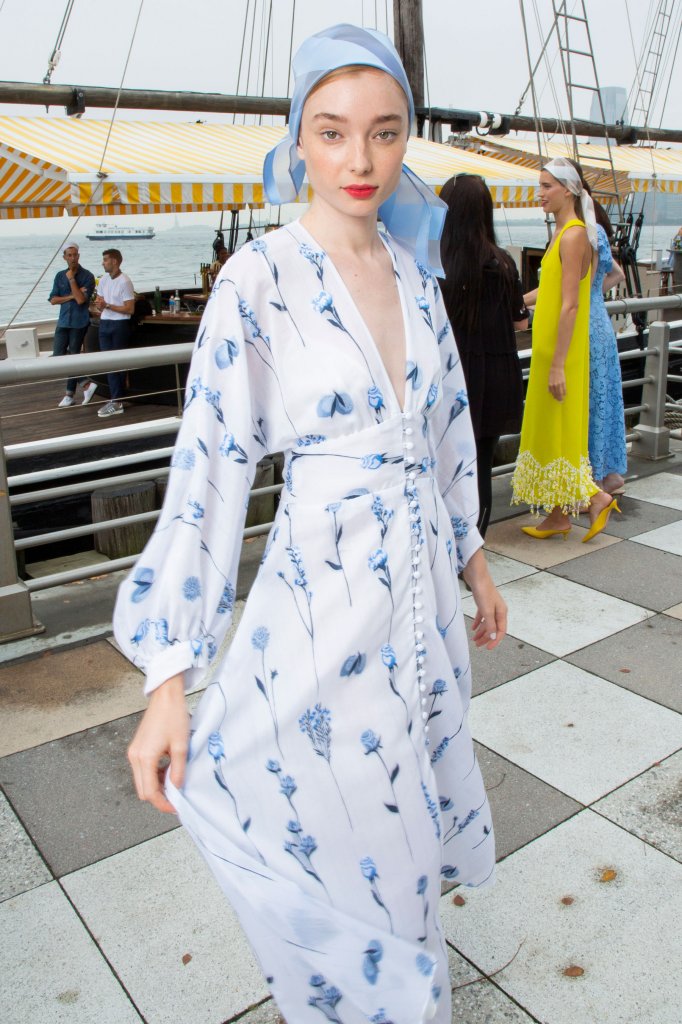 莱拉·罗斯 Lela Rose 2019春夏高级成衣发布秀(后台妆容) - New York Spring 2019-天天时装-口袋里的时尚指南