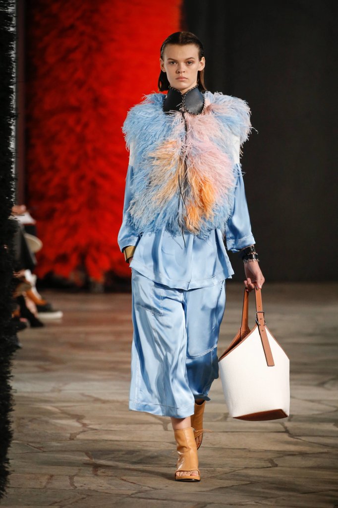 罗意威 Loewe 2019春夏高级成衣发布秀 - Paris Spring 2019-天天时装-口袋里的时尚指南