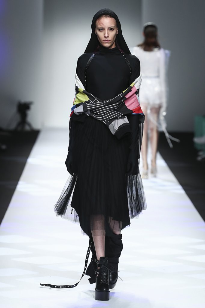 Devil Beauty 2019春夏高级成衣发布秀 - Shanghai Spring 2019-天天时装-口袋里的时尚指南