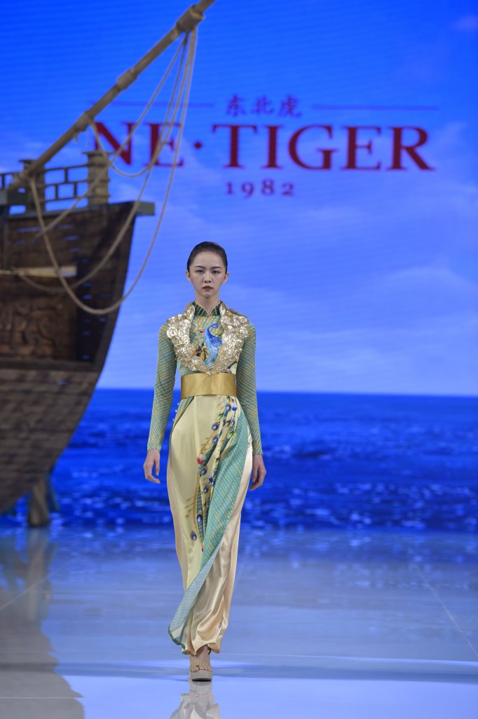 东北虎 NE·TIGER 2019春夏高级成衣发布秀 - Beijing Spring 2019-天天时装-口袋里的时尚指南