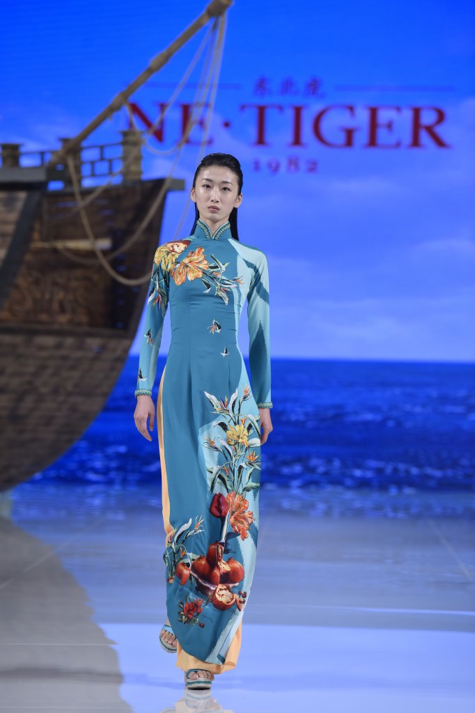 东北虎 NE·TIGER 2019春夏高级成衣发布秀 - Beijing Spring 2019-天天时装-口袋里的时尚指南