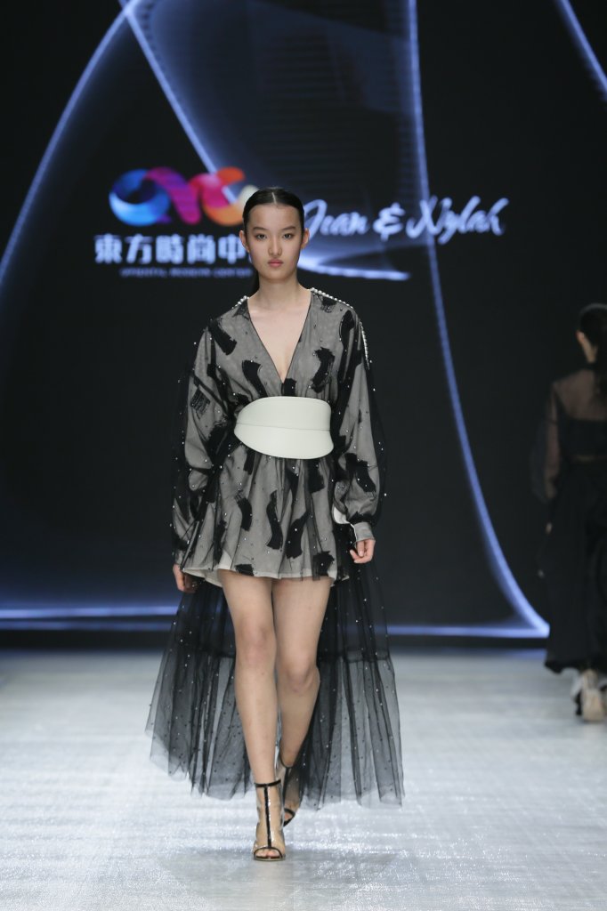 东方时尚中心×Jean＆Nylah·杨晶晶 2019春夏高级成衣发布秀 - Beijing Spring 2019-天天时装-口袋里的时尚指南