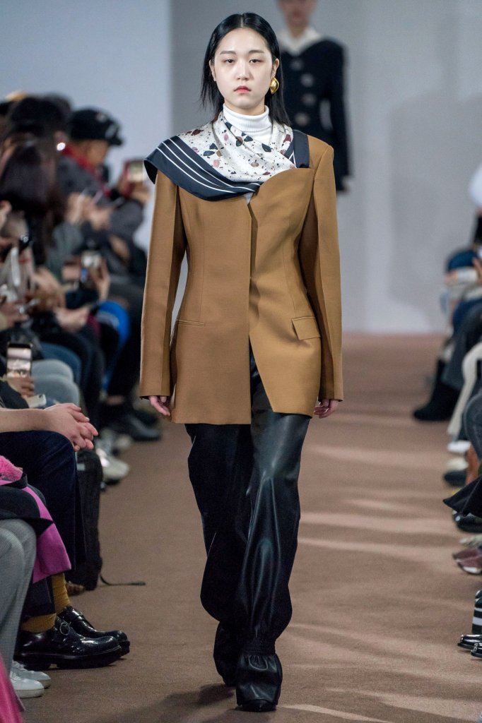 YCH 2019/20秋冬高级成衣秀 - Seoul Fall 2019-天天时装-口袋里的时尚指南