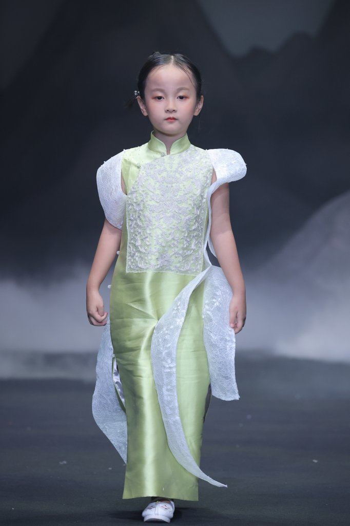 三寸盛京 SUNCUN · 张彦(张突然) 2022春夏童装秀 - Beijing Spring 2022-天天时装-口袋里的时尚指南