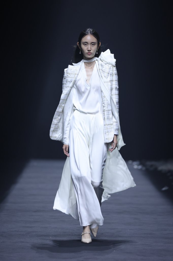 JUMPER ZHANG · 黄洸骐 2022春夏高级成衣秀 - Beijing Spring 2022-天天时装-口袋里的时尚指南