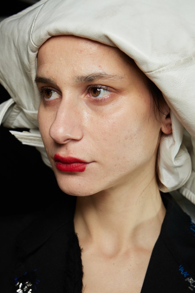 玛尼 Marni 2022/23秋冬高级成衣秀(后台妆容) - Milan Fall 2022-天天时装-口袋里的时尚指南