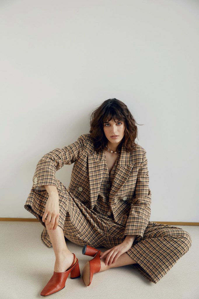 Momoni 2022/23秋冬高级成衣Lookbook-天天时装-口袋里的时尚指南