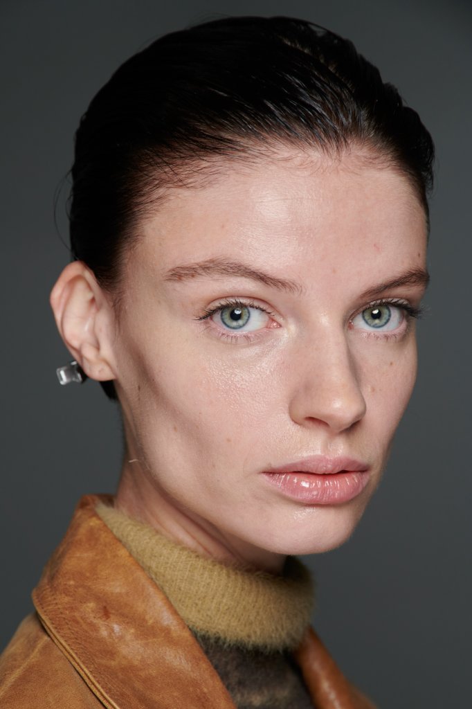 Nensi Dojaka 2023春夏高级成衣秀(后台妆容) - London Spring 2023-天天时装-口袋里的时尚指南