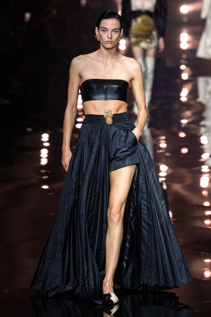 罗伯特·卡沃利 Roberto Cavalli 2023春夏高级成衣秀 - Milan Spring 2023-天天时装-口袋里的时尚指南