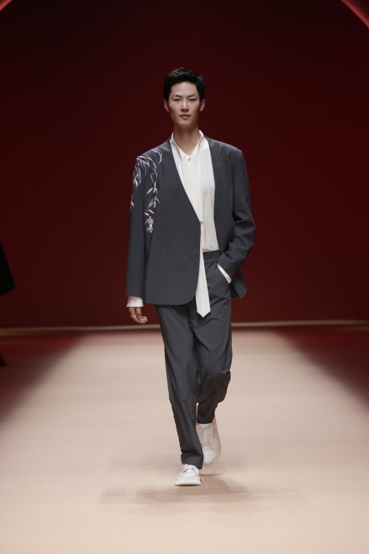 【三寸盛京 SUNCUN】三寸盛京-SUNCUN时装作品图片-天天时装-口袋里的时尚指南