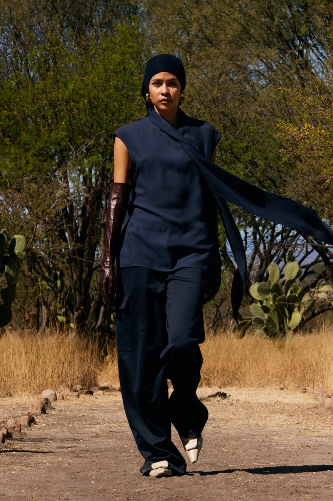 Tibi 2023/24秋冬高级成衣Lookbook-天天时装-口袋里的时尚指南