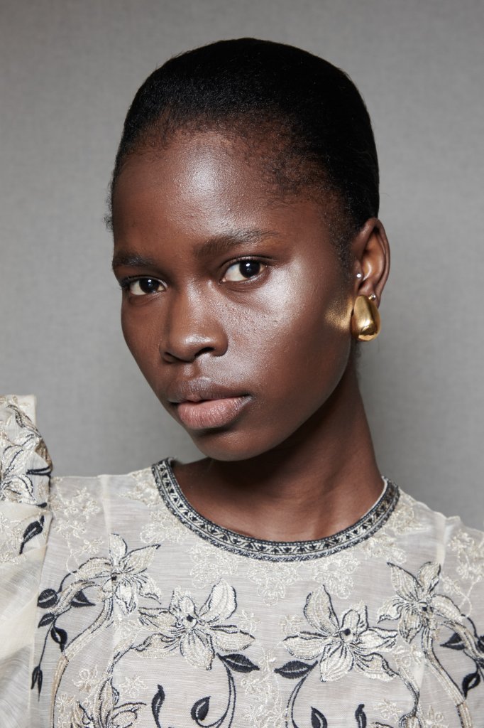 兹默曼 Zimmermann 2023/24秋冬高级成衣秀(后台妆容) - Paris Fall 2023-天天时装-口袋里的时尚指南