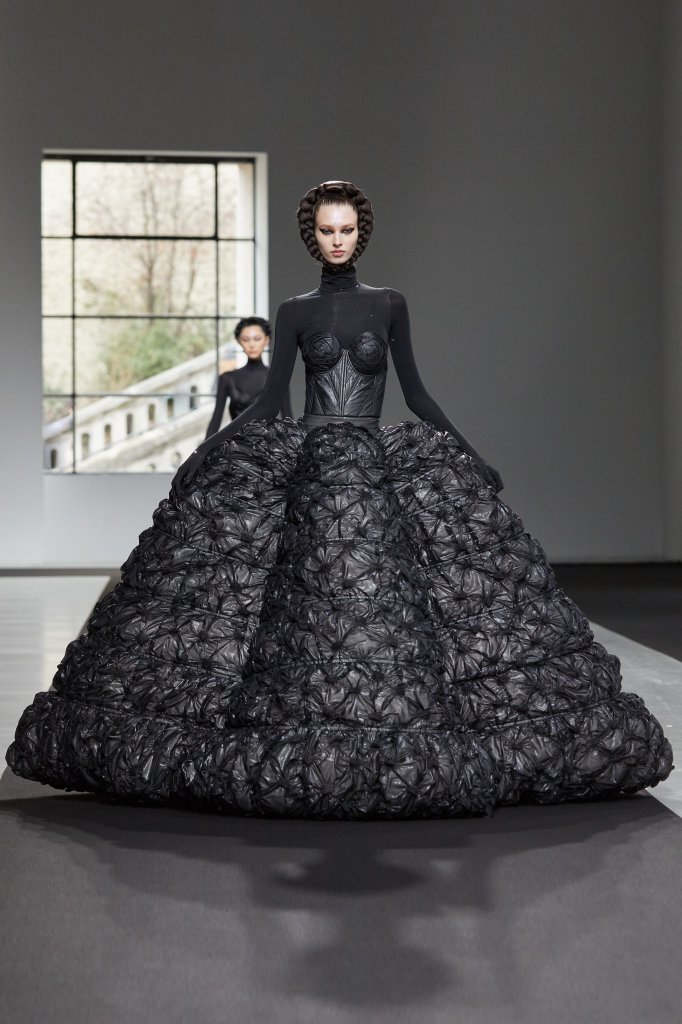 陈鹏 Chenpeng 2023/24秋冬高级成衣秀 - Paris Fall 2023-天天时装-口袋里的时尚指南