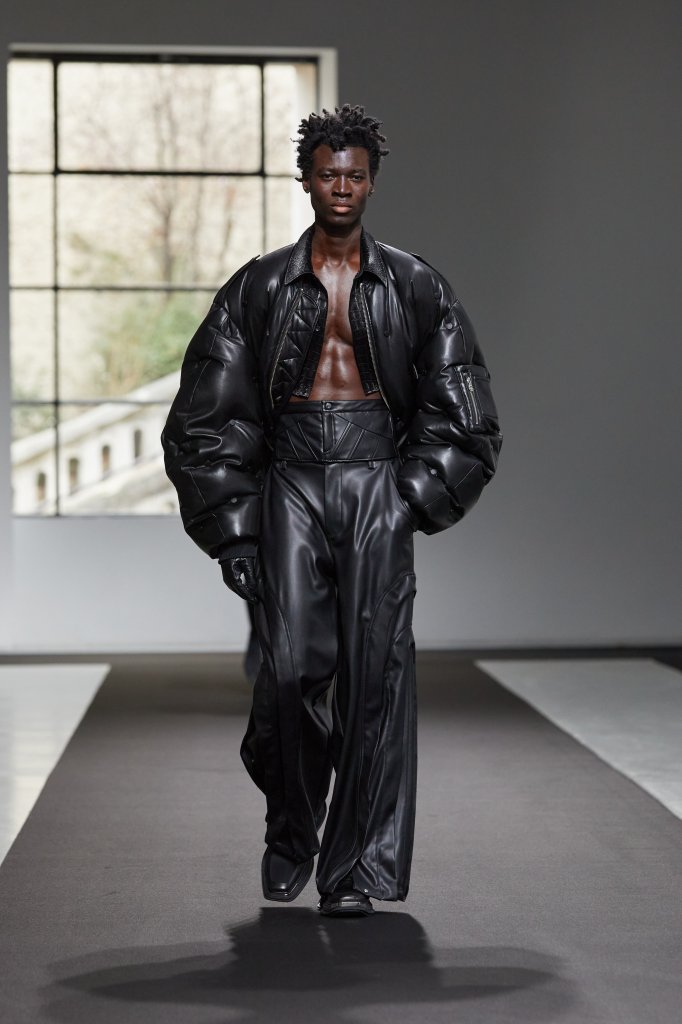 陈鹏 Chenpeng 2023/24秋冬高级成衣秀 - Paris Fall 2023-天天时装-口袋里的时尚指南