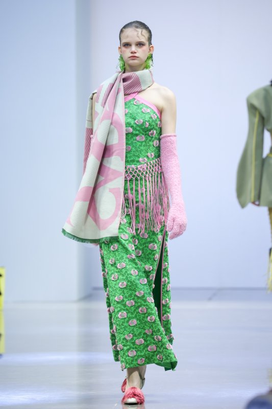 【SARAWONG SARAWONG】SARAWONG-SARAWONG时装作品图片-天天时装-口袋里的时尚指南