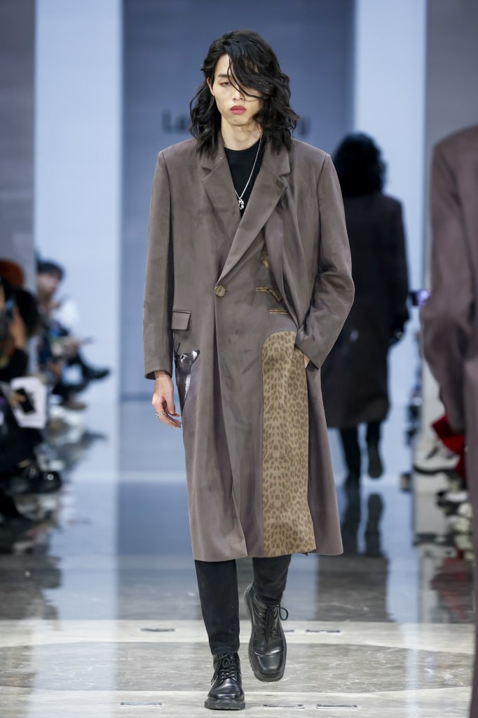 泪瓶 Lacrimatory · 汪义钦 2023/24秋冬高级成衣秀 - Beijing Fall 2023-天天时装-口袋里的时尚指南