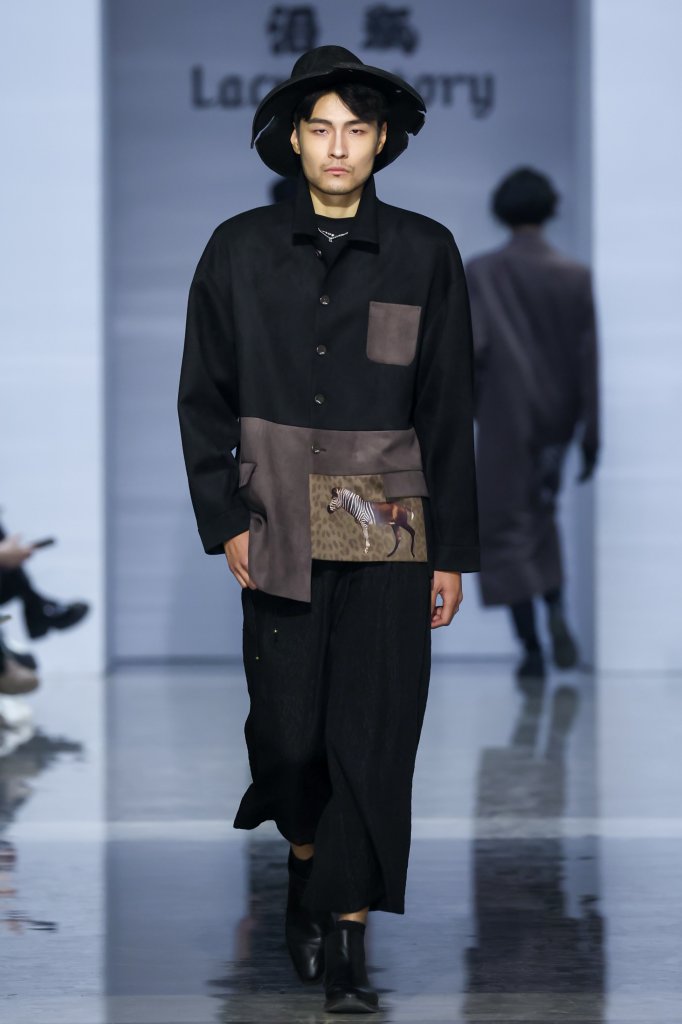 泪瓶 Lacrimatory · 汪义钦 2023/24秋冬高级成衣秀 - Beijing Fall 2023-天天时装-口袋里的时尚指南