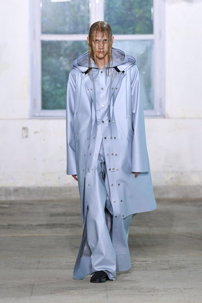 Rains 2024春夏男装秀 - Paris Spring 2024-天天时装-口袋里的时尚指南