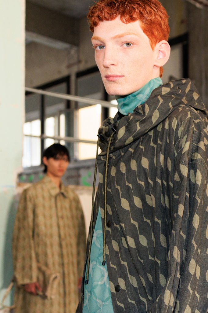 德赖斯·范诺顿 Dries Van Noten 2024春夏男装秀(后台妆容) - Paris Sping 2024-天天时装-口袋里的时尚指南