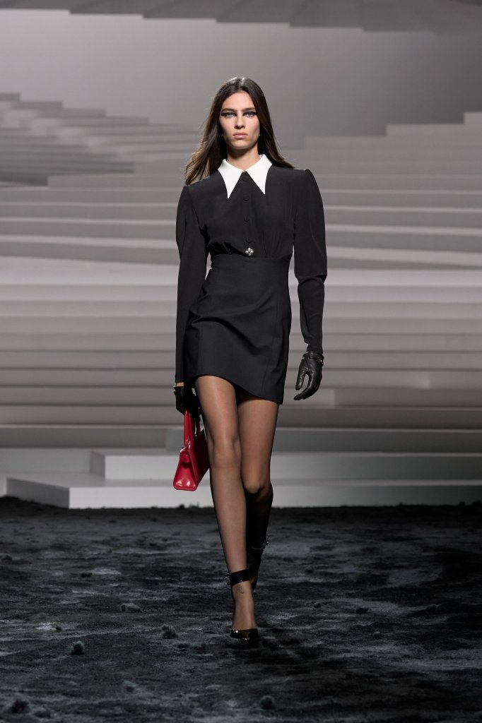 范思哲 Versace 2024/25秋冬高级成衣秀 - Milan Fall 2024-天天时装-口袋里的时尚指南