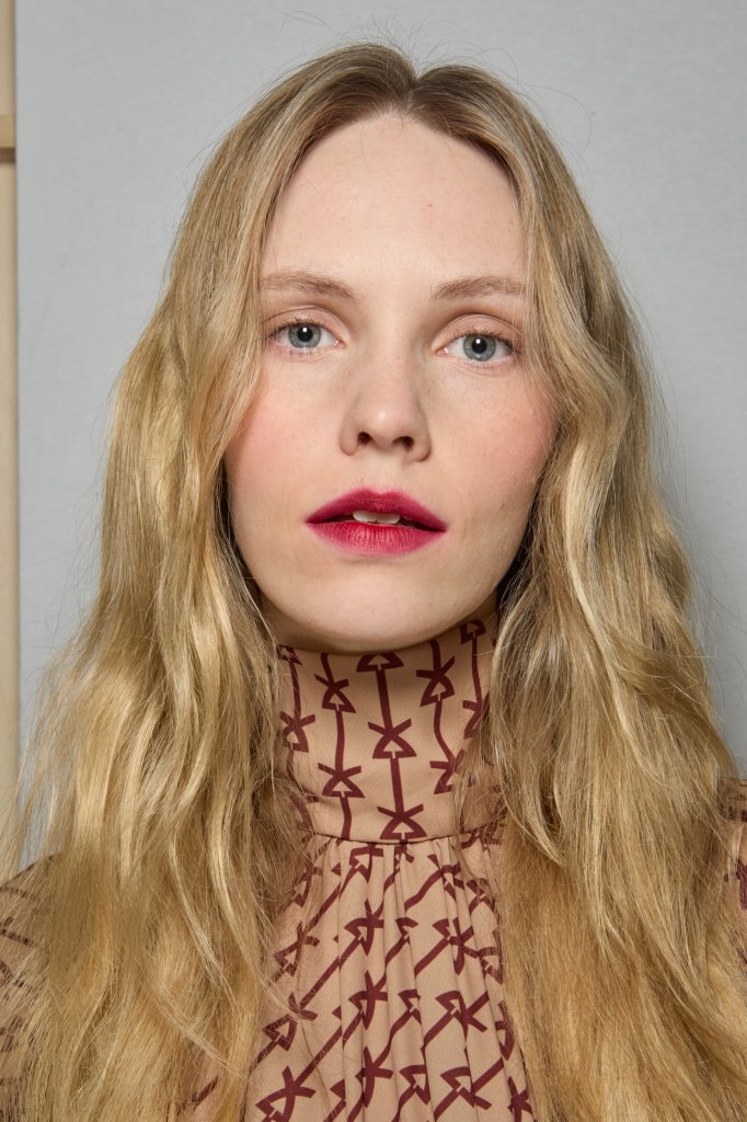 Leonard Paris 2024/25秋冬高级成衣秀(后台妆容) - Paris Fall 2024-天天时装-口袋里的时尚指南