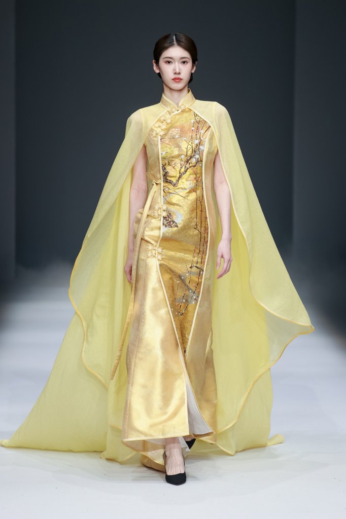 关雎记 GUANJU · 关亚争 2024/25秋冬高级成衣秀 - Beijing Fall 2024-天天时装-口袋里的时尚指南