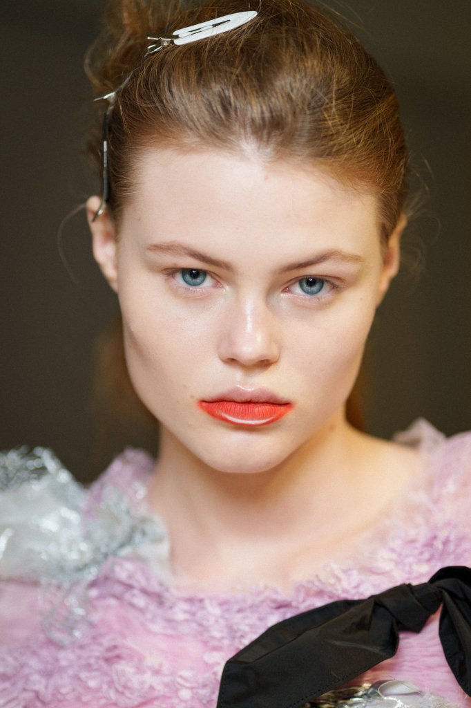 Caroline Hu 2025春夏高级成衣秀(后台妆容) - Paris Spring 2025-天天时装-口袋里的时尚指南