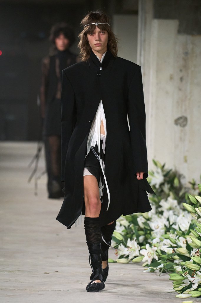 安·迪穆拉米斯特 Ann Demeulemeester 2025春夏高级成衣秀 - Paris Spring 2025-天天时装-口袋里的时尚指南