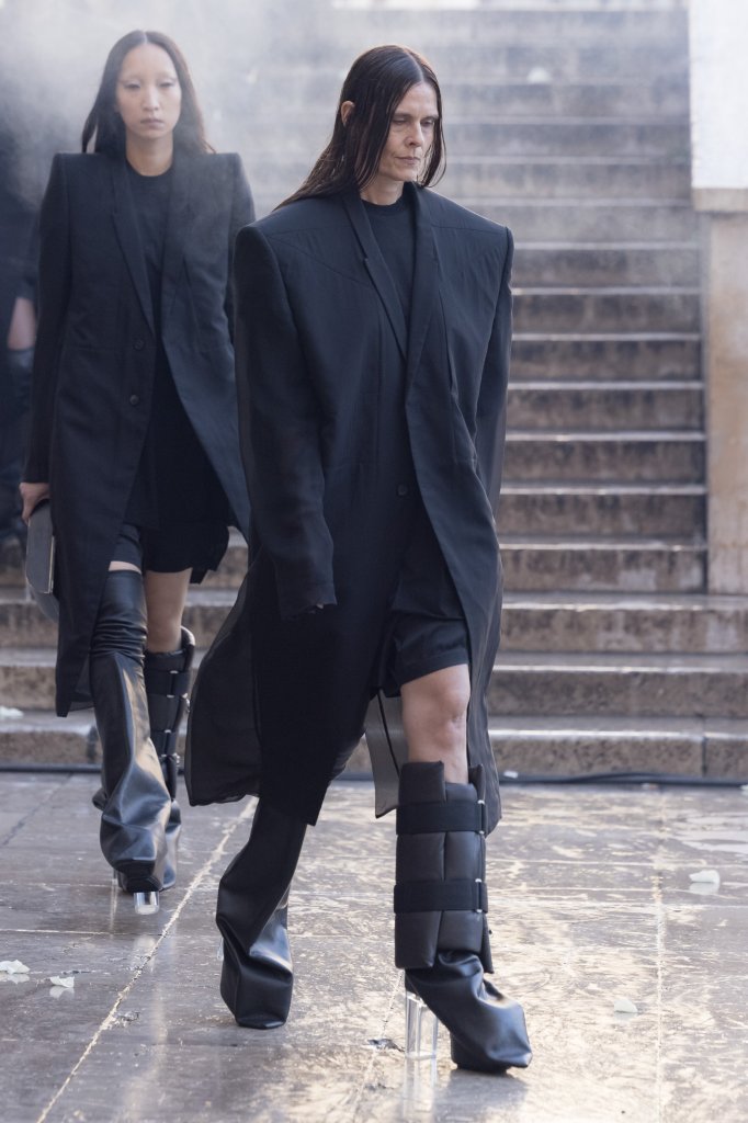 瑞克·欧文斯 Rick Owens 2025春夏高级成衣秀 - Paris Spring 2025-天天时装-口袋里的时尚指南